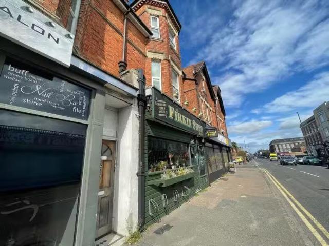 2 bedroom flat for rent in Holdenhurst Road, Springbourne P07.
