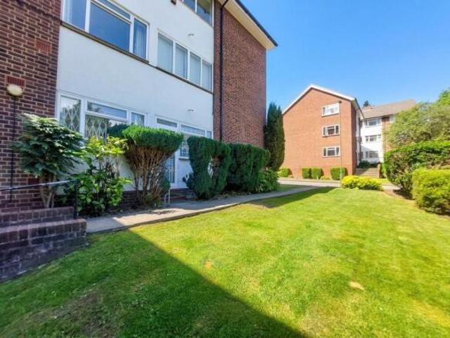 2 bedroom flat for rent in Holders Hill Road, London, NW4
