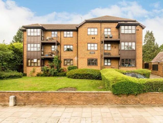 2 bedroom flat for rent in Holders Hill Road, London, NW4