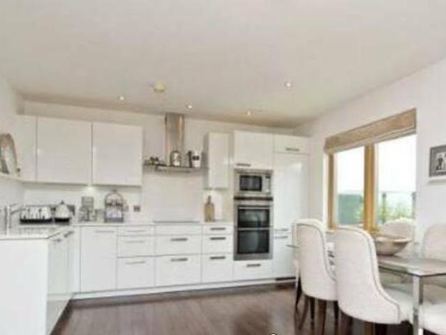2 bedroom flat for rent in Holford Way SW15