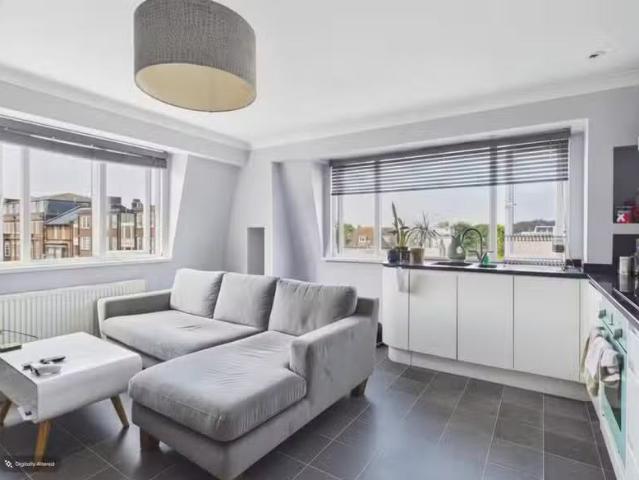 2 bedroom flat for rent in Holland Road, Hove, BN3