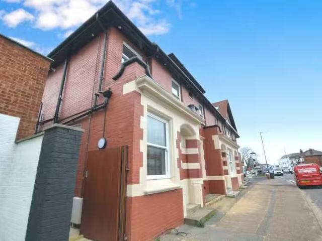 2 bedroom flat for rent in Holly Tree Court, Wimborne Road, Mo.