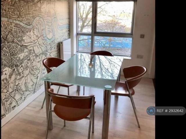 2 bedroom flat for rent in Holly Court, London, SE10