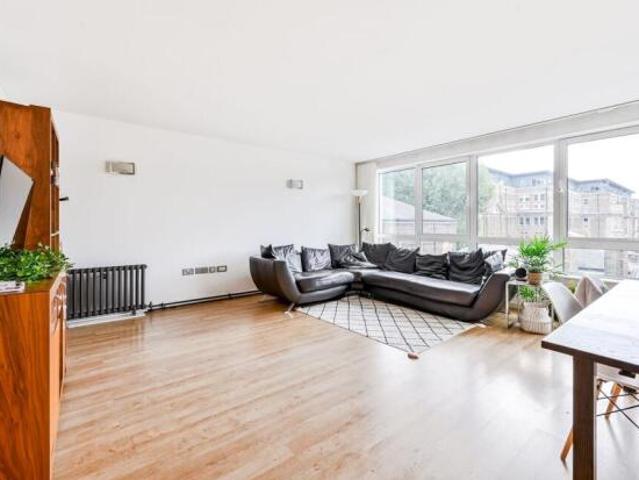 2 bedroom flat for rent in Hopton Road, Woolwich, London, SE18