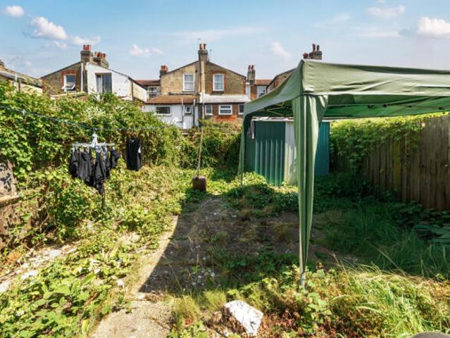 2 bedroom flat for rent in Hoyle Road, Tooting, London, SW17