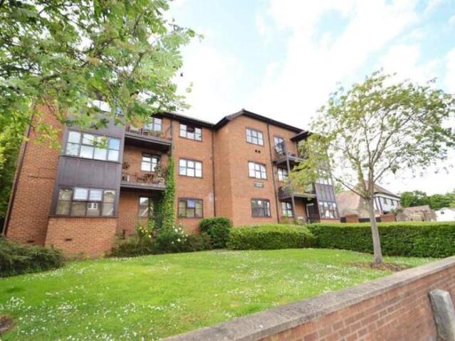 2 bedroom flat for rent in Huge Beautifully Appointed Flat With Garage, NW4