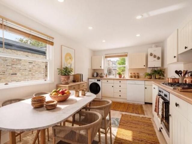 2 bedroom flat for rent in Hugon Road, London, SW6