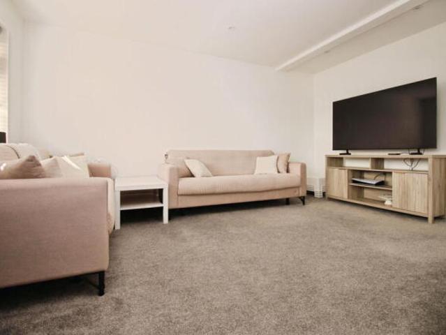 2 bedroom flat for rent in Hutton Road, Shenfield, CM15