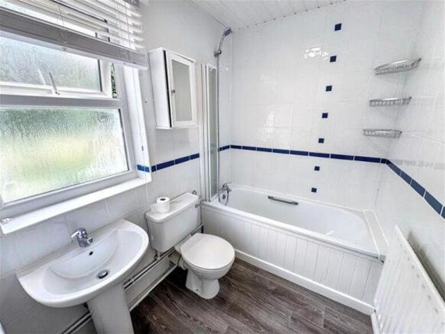 2 bedroom flat for rent in Huxley Road, Leyton, E10