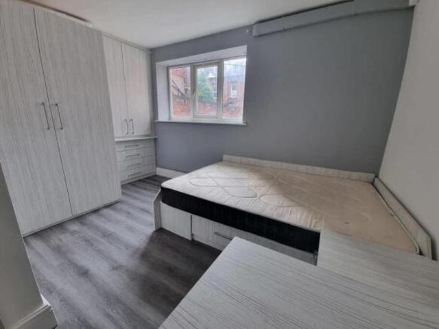 2 bedroom flat for rent in Hyde Park Road, Hyde Park, Leeds LS6 1AH, LS6