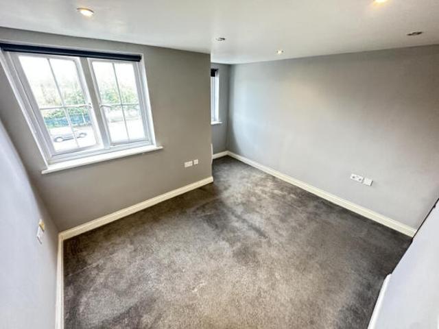 2 bedroom flat for rent in Hyde Road, Manchester, M12