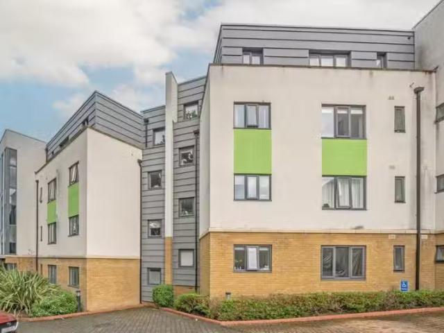 2 bedroom flat for rent in Hythe Road, Surbiton, KT6