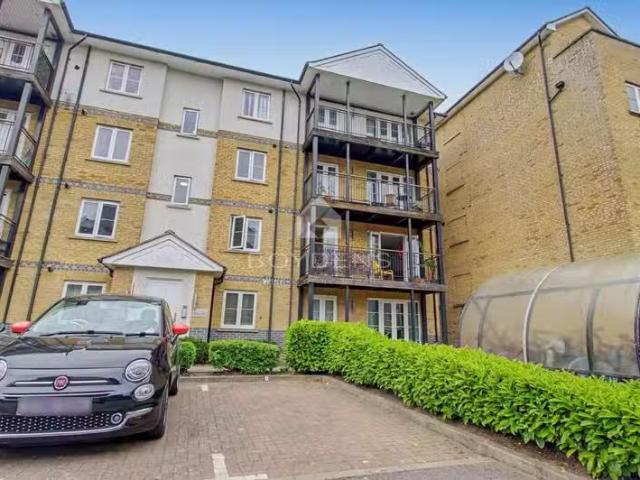 2 bedroom flat for rent in Imperial Court, Clarendon Way, Colc.