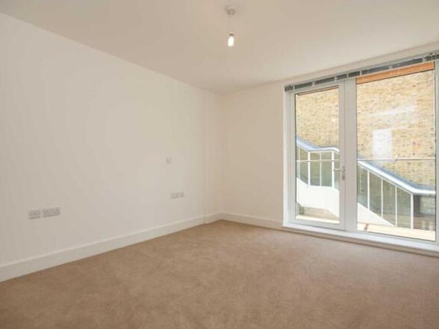 2 bedroom flat for rent in Inner Park Road, London, SW19