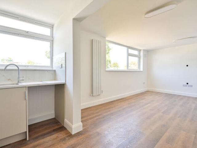 2 bedroom flat for rent in Inglis Road, London, W5