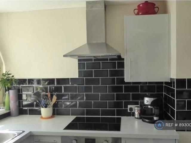 2 bedroom flat for rent in Isobel House Sunbury TW16