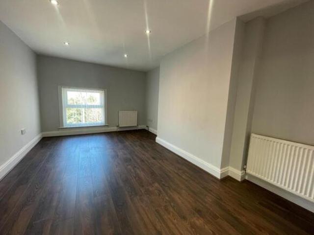 2 bedroom flat for rent in Island Road, L19