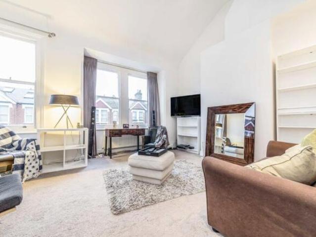 2 bedroom flat for rent in Ivy Crescent, Chiswick, W4