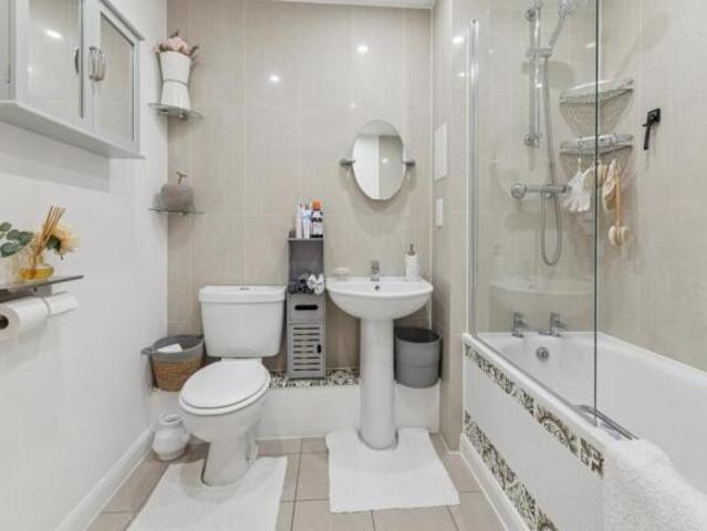 2 bedroom flat for rent in Jantzen House, Ealing Road, TW8