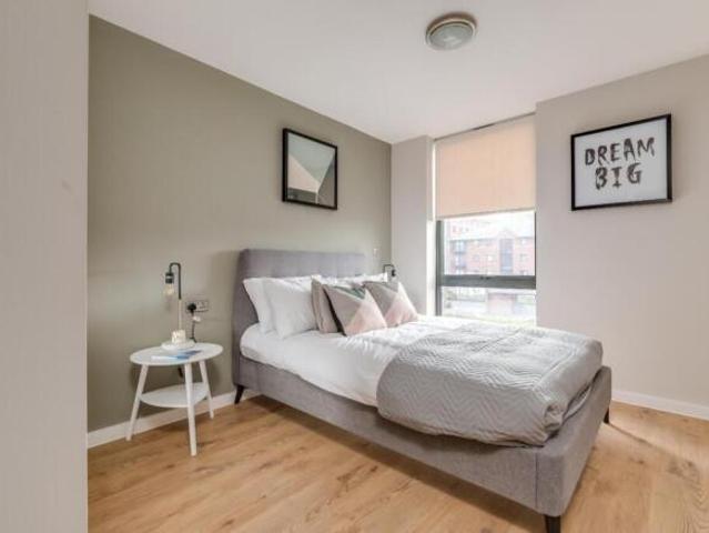 2 bedroom flat for rent in Jesse Hartley Way, Liverpool, L3