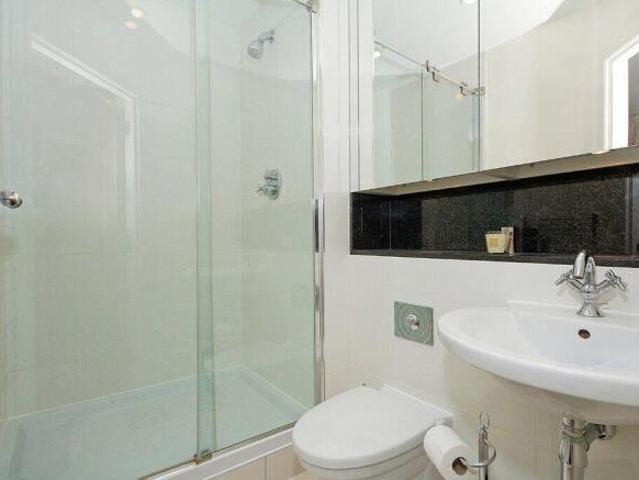 2 bedroom flat for rent in Juniper Drive, London, SW18