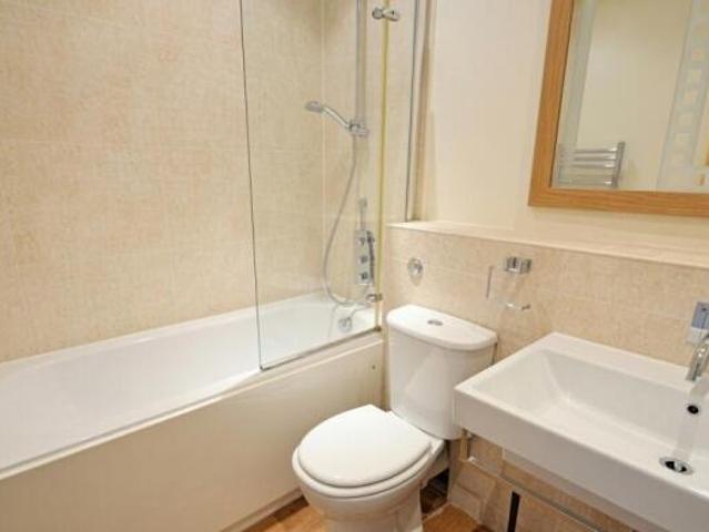 2 bedroom flat for rent in Karina Court, Woodside Park, N12