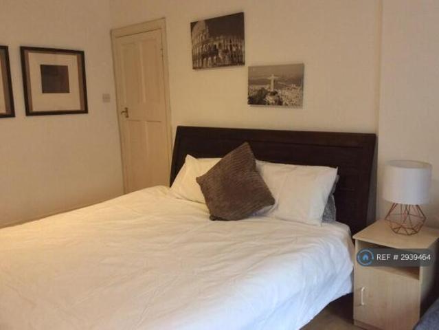 2 bedroom flat for rent in Kenton Court, London, W14
