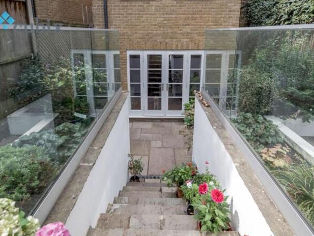 2 bedroom flat for rent in Kennington Park Road, Southwark, London, SE11