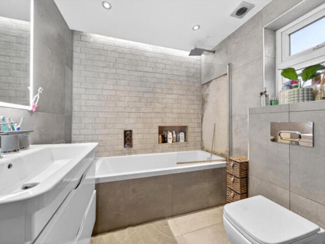 2 bedroom flat for rent in Kensington Avenue, Thornton Heath, CR7