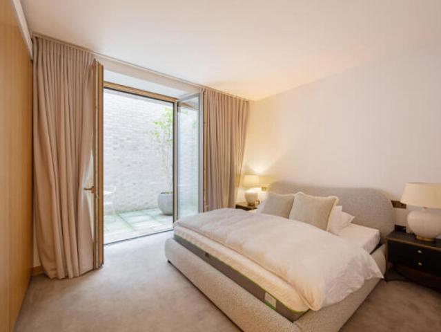 2 bedroom flat for rent in Kensington Road, London, W8