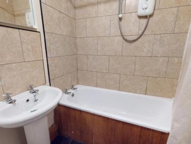 2 bedroom flat for rent in Kensington Terrace, Hyde Park, Leeds, LS6