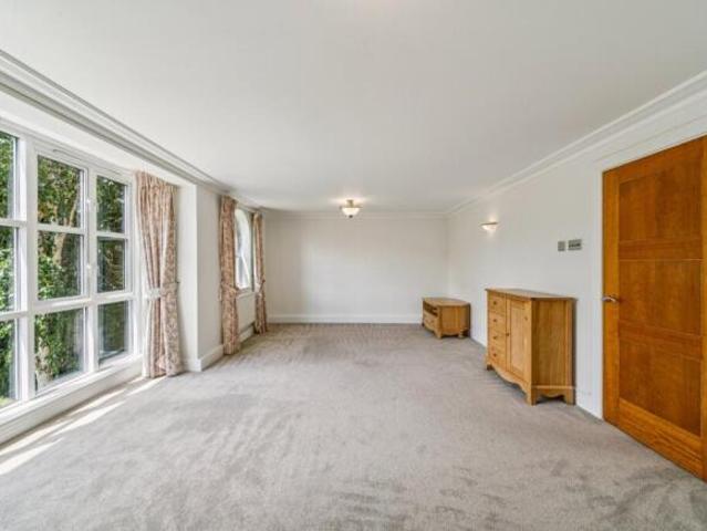 2 bedroom flat for rent in Keble Place, Barnes, SW13