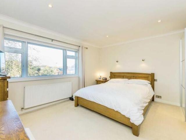 2 bedroom flat for rent in Kew Road, Kew, TW9