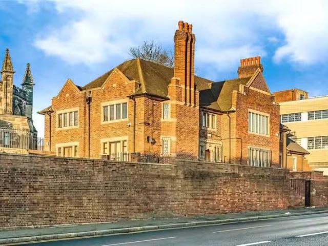 2 bedroom flat for rent in King Street, Dudley, West Midlands.
