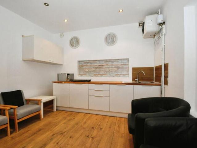 2 bedroom flat for rent in Kingsley Road, Hounslow, TW3