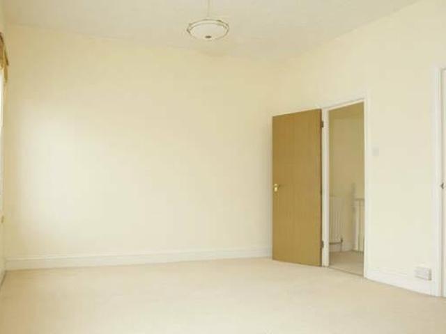 2 bedroom flat for rent in Kingston Road SW20 2 bed 1 rec 1 bath unfurn SW20