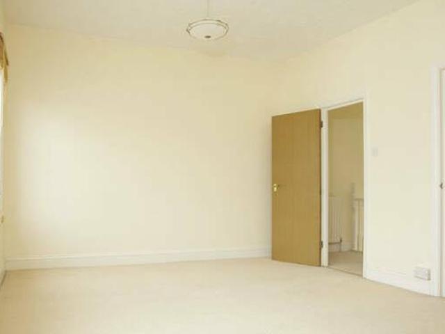 2 bedroom flat for rent in Kingston Road SW20 2 bed 1 rec 1 bath unfurn SW20