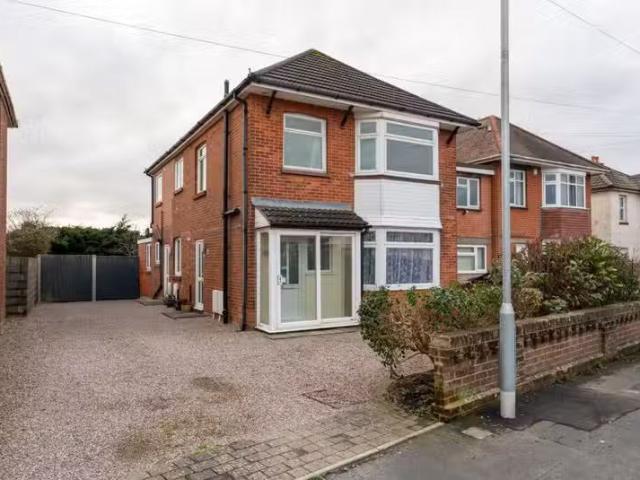 2 bedroom flat for rent in Kingswell Road, Ensbury Park, Bourn.
