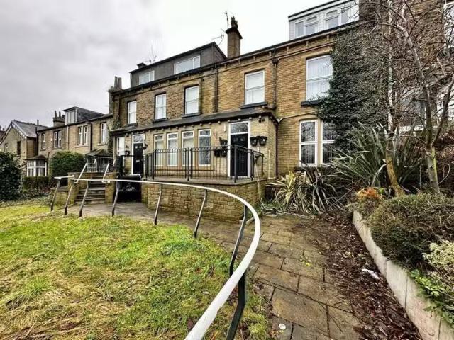 2 bedroom flat for rent in Kirkgate, Shipley, West Yorkshire.