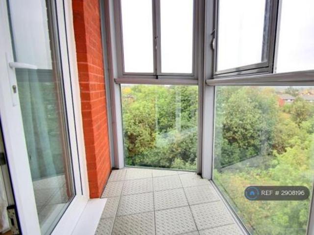 2 bedroom flat for rent in Kittiwake House, Slough, SL1