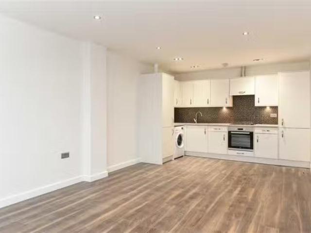 2 bedroom flat for rent in Kotecha Heights, High Wycombe, HP12