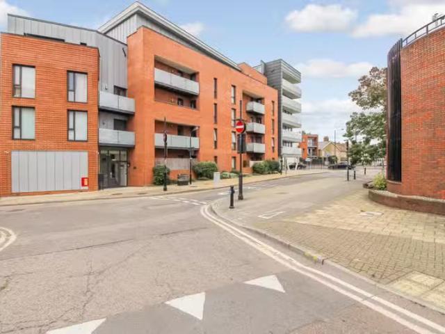 2 bedroom flat for rent in Knightley Court, Canning Road, Harr.