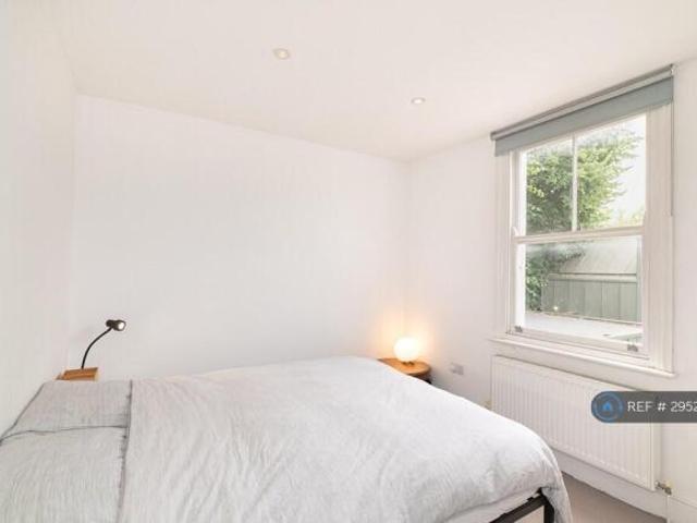 2 bedroom flat for rent in Landgrove Road, London, SW19