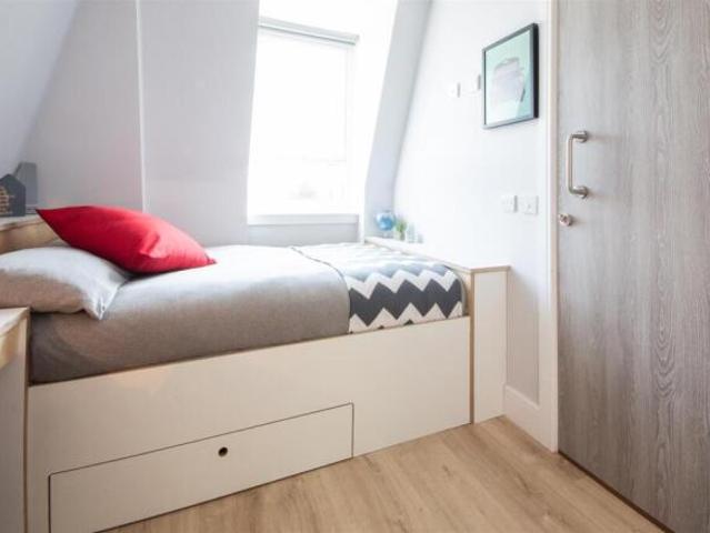 2 bedroom flat for rent in Lansdowne Street, PO5