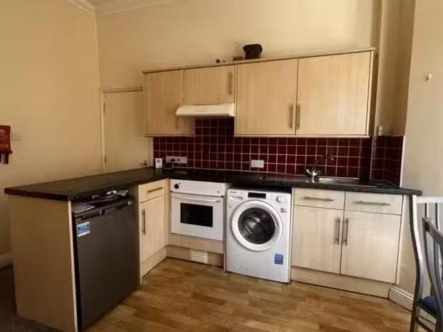 2 bedroom flat for rent in Lansdowne Road, Bournemouth, Dorset.