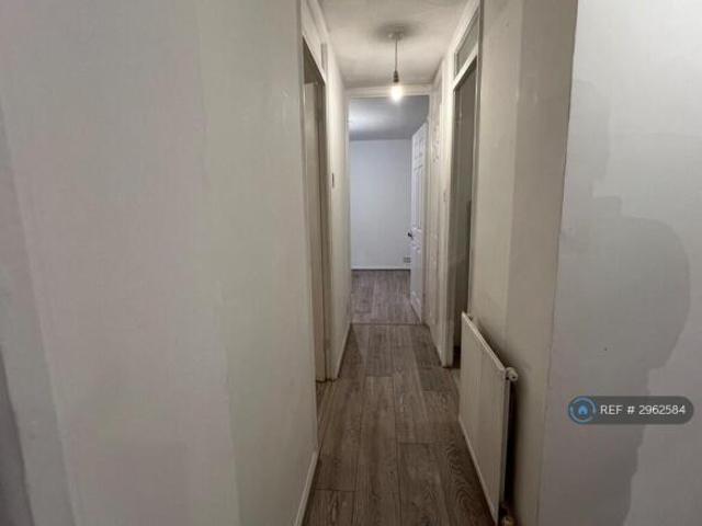 2 bedroom flat for rent in Laburnum Close, London, N11