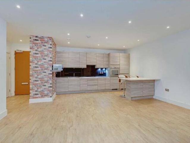 2 bedroom flat for rent in Lakeside Drive, Acton, NW10