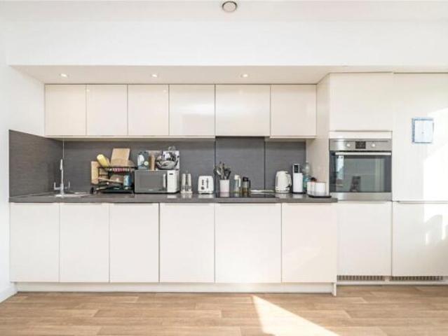 2 bedroom flat for rent in, Lakeside Drive, NW10