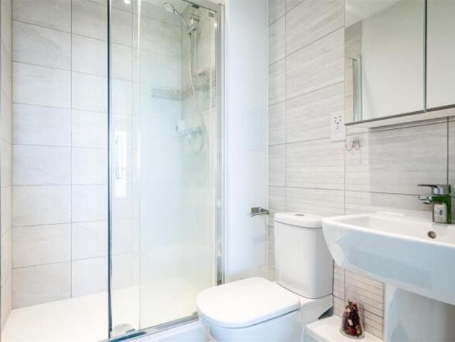2 bedroom flat for rent in Lakeside Drive, NW10