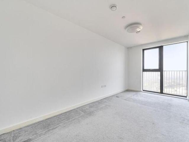 2 bedroom flat for rent in Lakeside Drive, Park Royal, London, NW10
